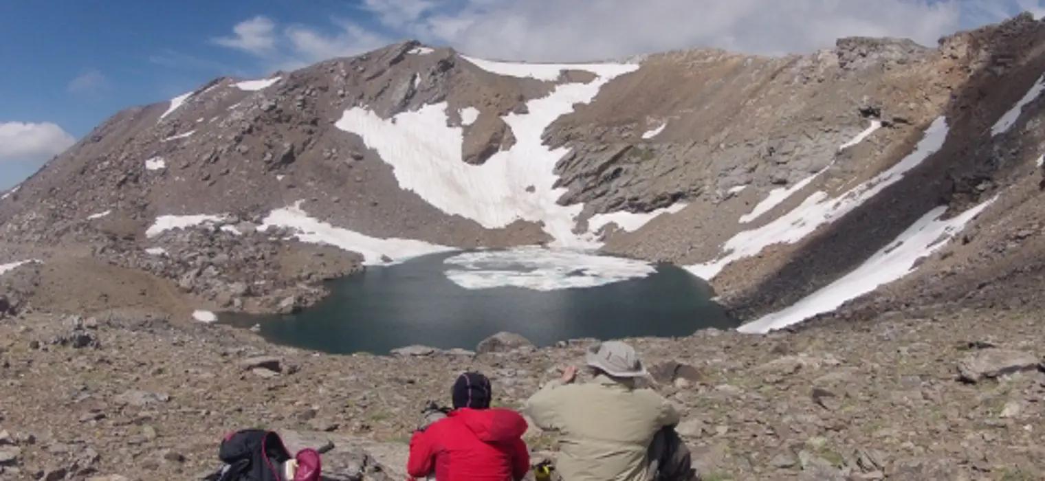 Laguna de la caldera: un oasis volcánico en sierra nevada | ORI ALNITAK